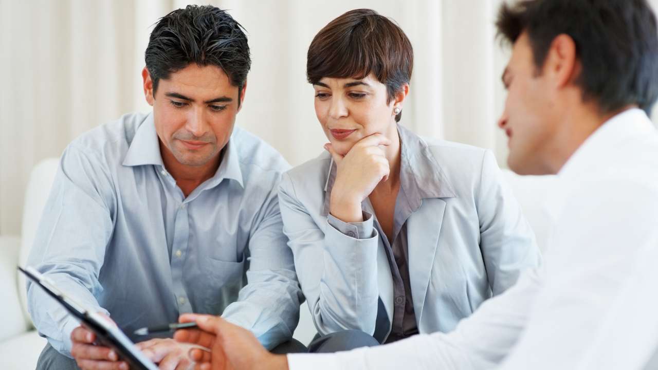 ¿Una persona con residencia puede pedir a otra persona?